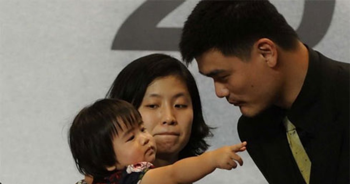 Yao Ming khoe con gái trong ngày tuyên bố giải nghệ