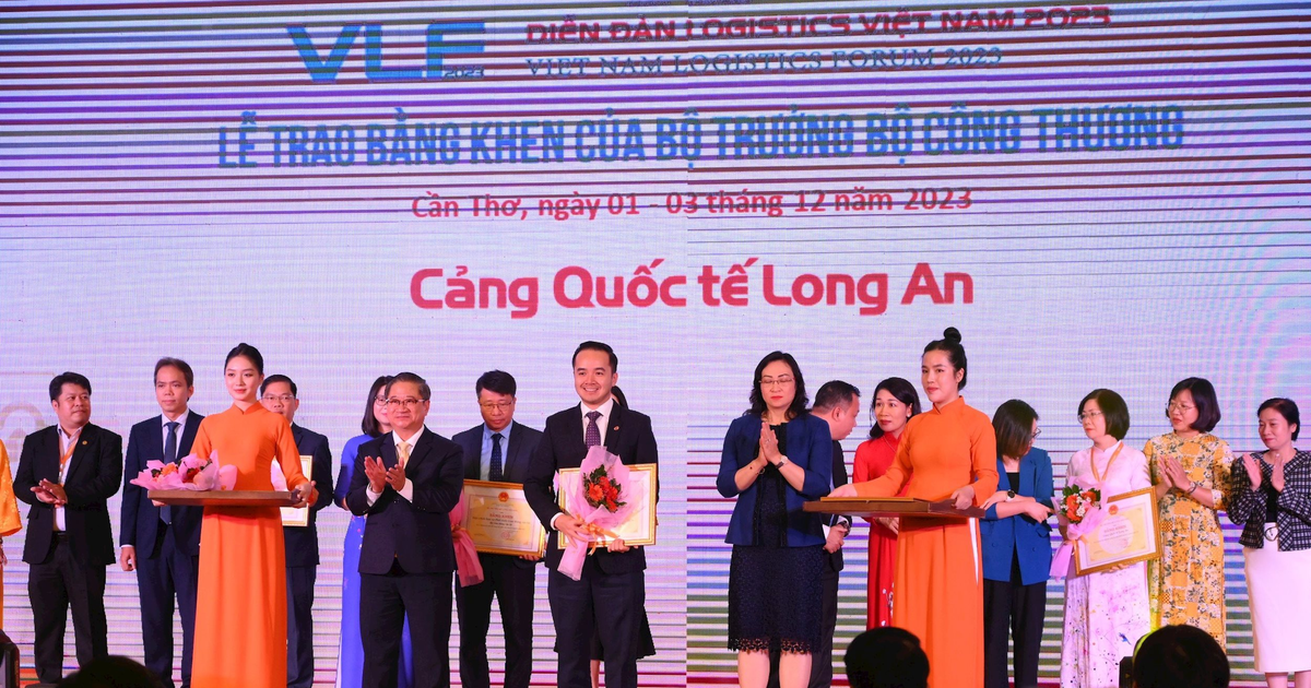 Cảng quốc tế Long An nhận bằng khen của Bộ Công thương