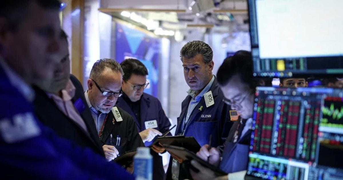 S&P 500 và Dow Jones xác lập đỉnh mới, giá dầu tăng vì bất ổn địa chính trị