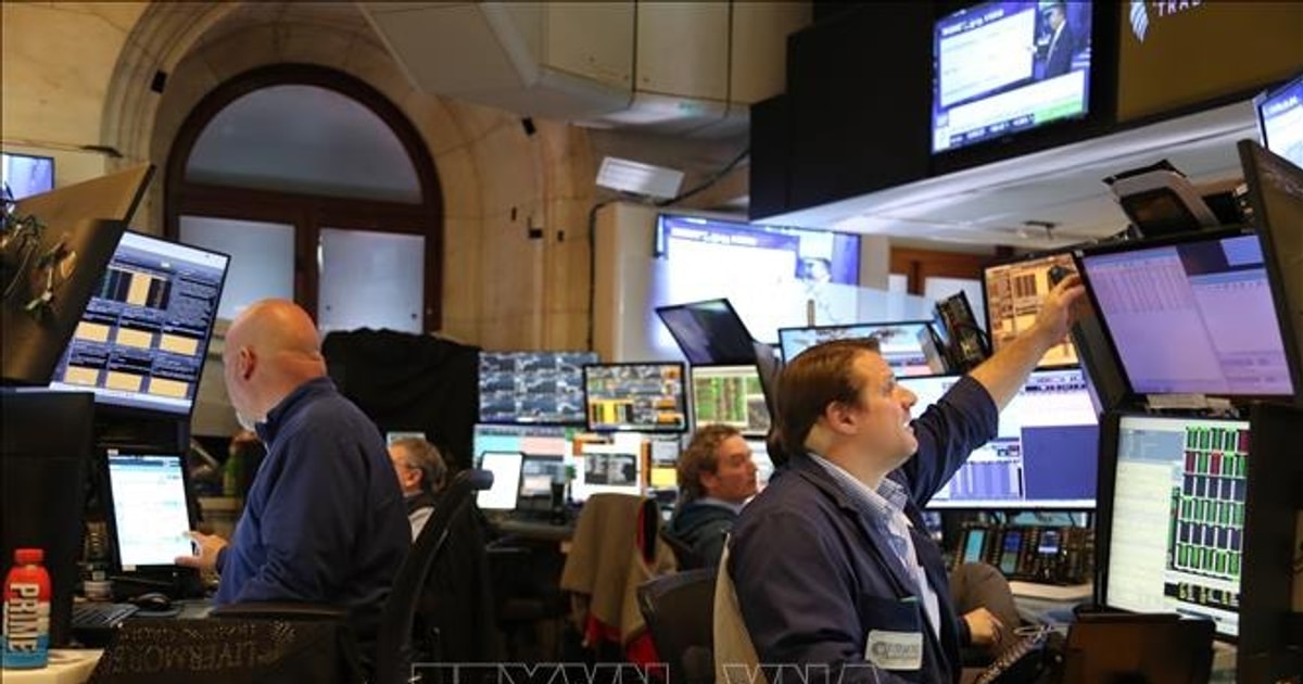 Nhà đầu tư thận trọng, Dow Jones và S&P 500 giảm điểm